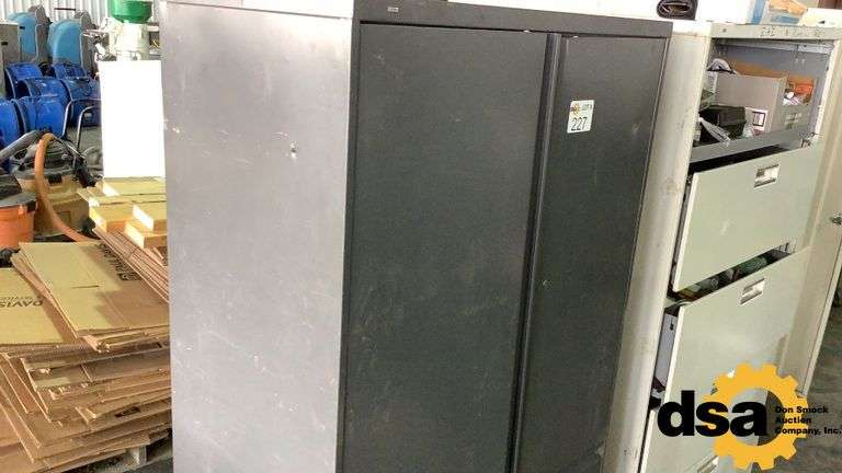 Metal Cabinet, - Don Smock Auction Company