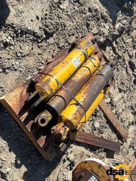 Michigan 110 HT Hydraulic Cylinder - Don Smock Auction Company