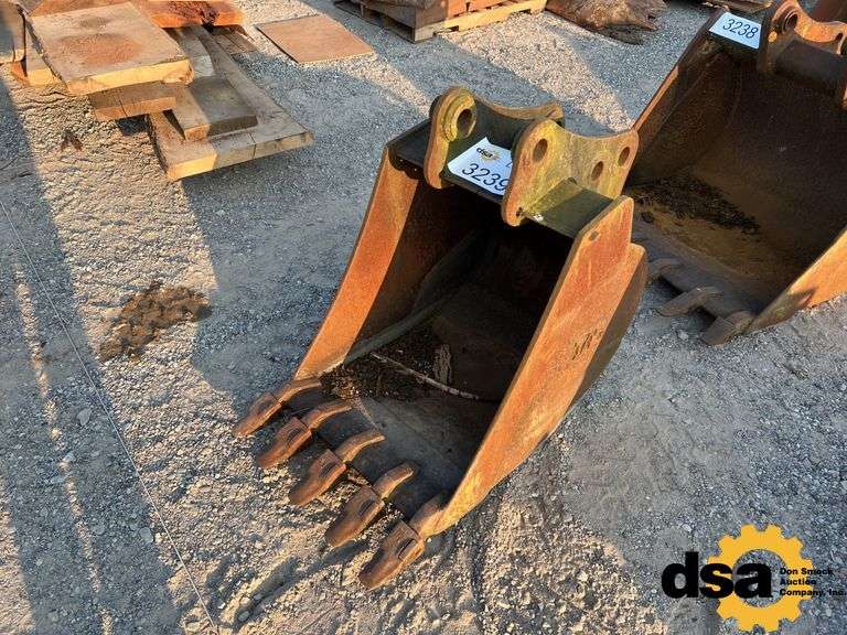 Tac Excavator Bucket With Teeth - Don Smock Auction Company
