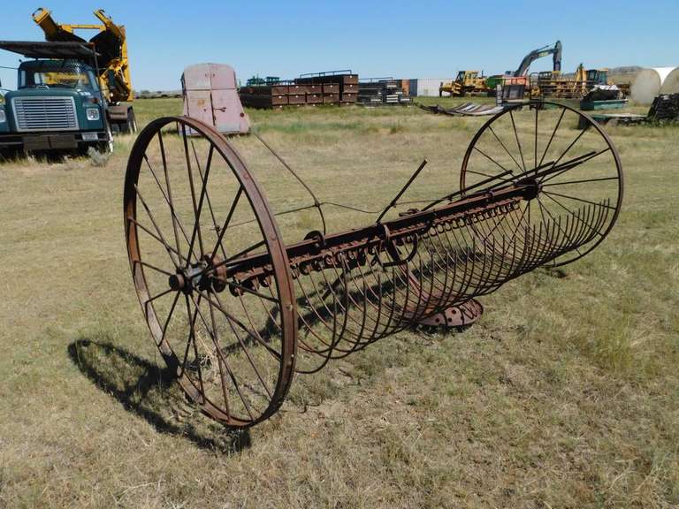 10 ft. IH Buck Rake - Smith Sales Co. Auctioneers