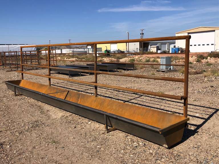 24 ft. Panel w/ Feed Bunk - Smith Sales Co. Auctioneers
