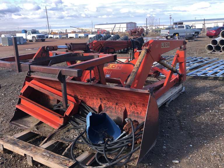 Leon 707 Loader - Smith Sales Co. Auctioneers