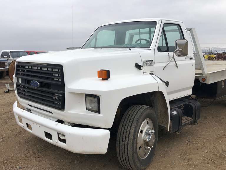 1991 Ford F600 Roll Back Truck - Smith Sales Co. Auctioneers