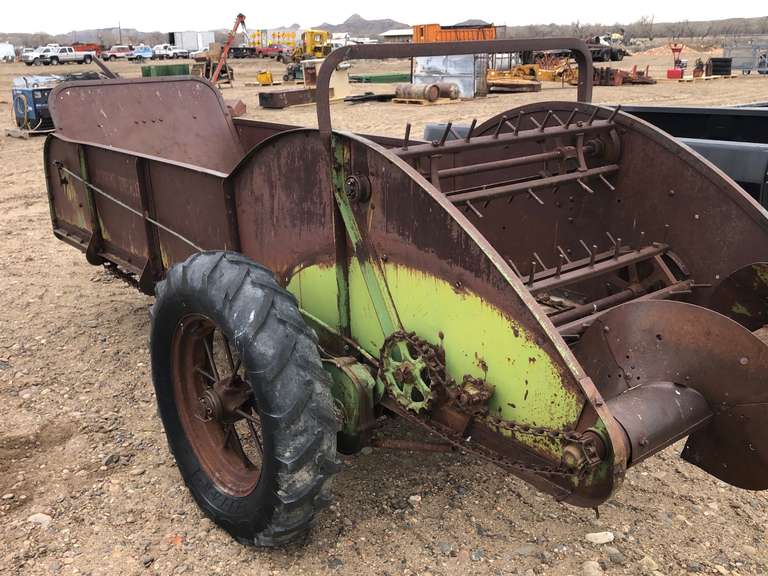 John Deere Manure Spreader - Smith Sales Co. Auctioneers