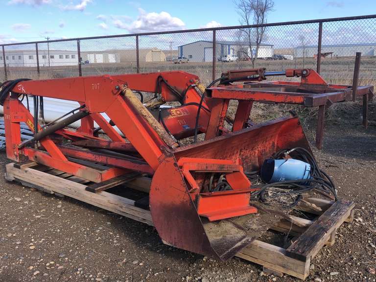 Leon 707 Loader - Smith Sales Co. Auctioneers