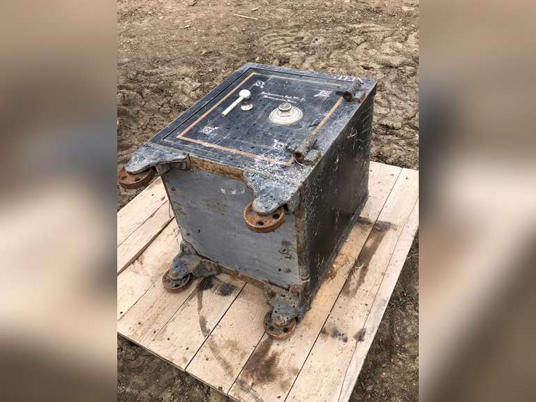Old Yale Safe - Smith Sales Co. Auctioneers