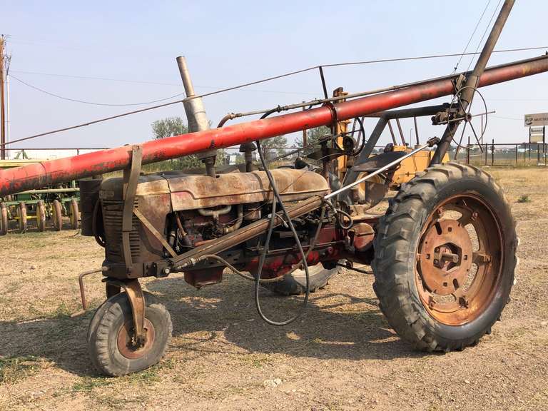 Farmall Auger Tractor - Smith Sales Co. Auctioneers