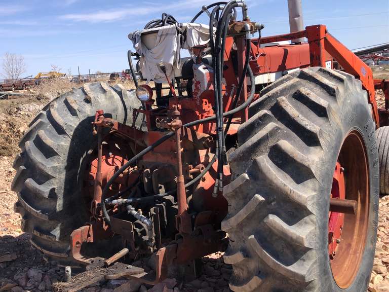 Farmall 706 / International - Smith Sales Co. Auctioneers