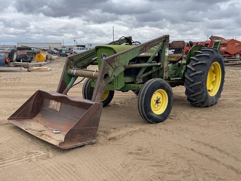 John Deere 1530 Tractor - Smith Sales Co. Auctioneers