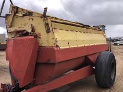 New Holland Manure Spreader - Smith Sales Co. Auctioneers