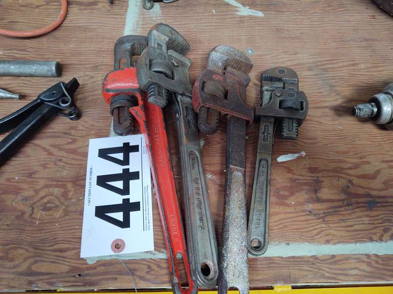 4 vintage pipe wrenches - South Auction
