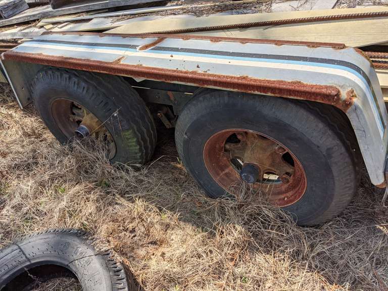 16-ft custom-made metal trailer with scrap metal on top - South Auction