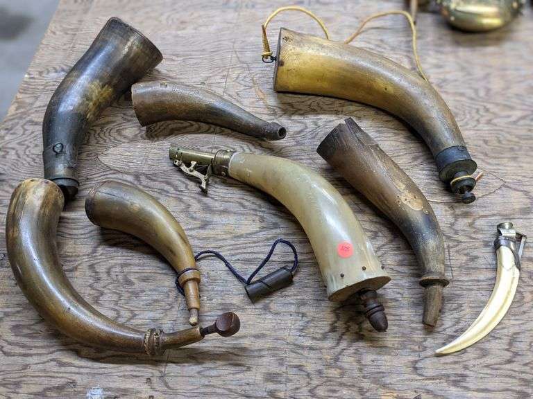 Lot of 8 very old powder horns - South Auction