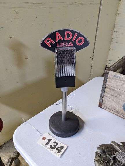 AM/FM radio shaped like a microphone - South Auction