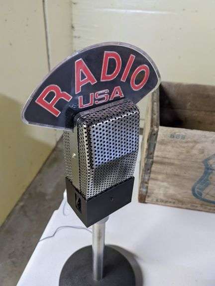 AM/FM radio shaped like a microphone - South Auction