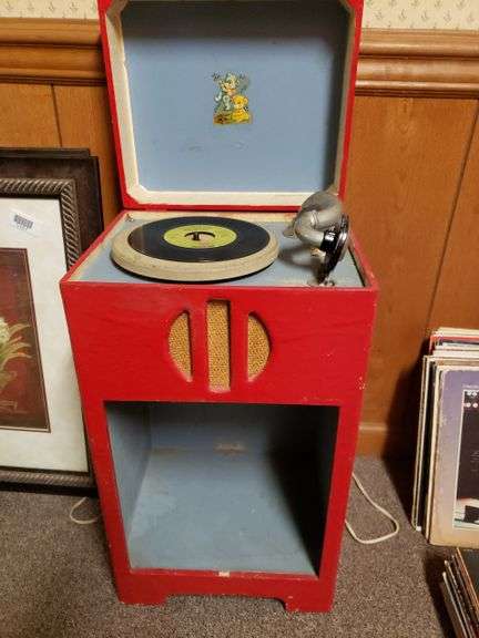 Stand Up Old Fashioned Record Player - Trice Auctions