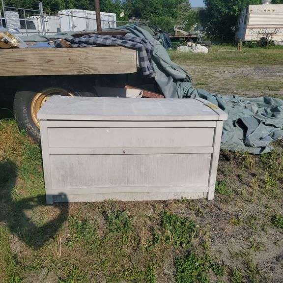 Plastic Suncast Pool Box - Trice Auctions