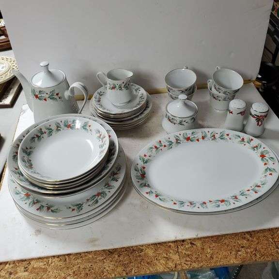 Holly Bush Designed Fine China Dining Set - Trice Auctions