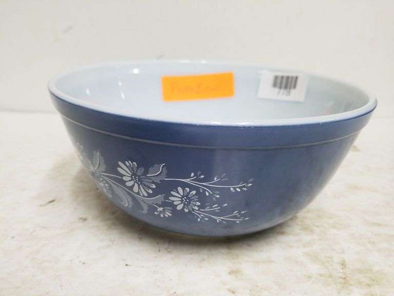 Blue Daisy Pyrex Bowl - Trice Auctions