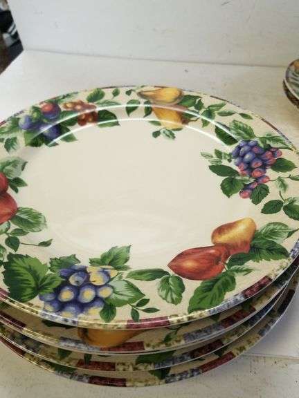 Sakura Oneida Fruit Dinner Plates - Trice Auctions