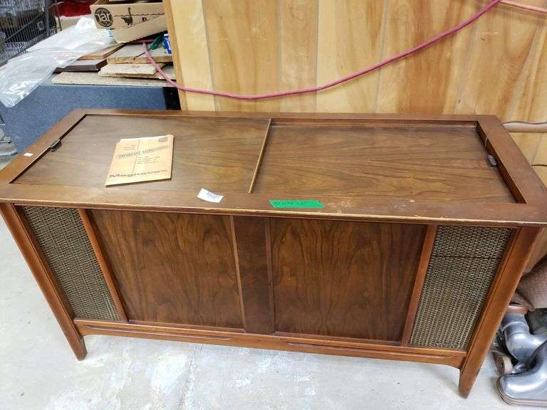 Vintage Magnavox AM/FM Radio With Turntable Floor Model Stereo ...