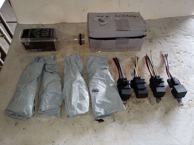 Universal Relays (8) - Trice Auctions