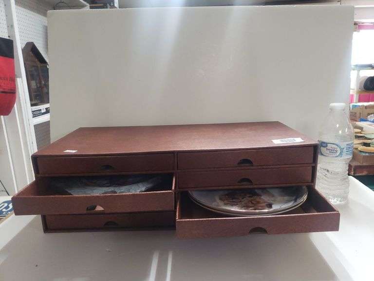 Plate Storage Box W/(14) Decorative Plates - Trice Auctions