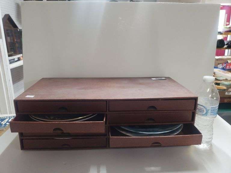 Plate Storage Box W/(16) Decorative Plates - Trice Auctions