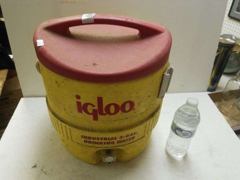 Igloo 3 Gallon Water Pitcher With Broken Handle - Trice Auctions