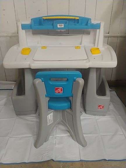 Step 2 Deluxe Art Master Desk Kids Art Table With Chair - Trice Auctions