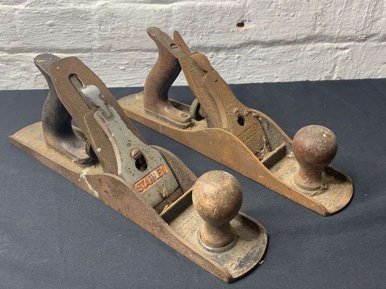 Two Vintage Bailey Wood Planes - Tullochs Auctions