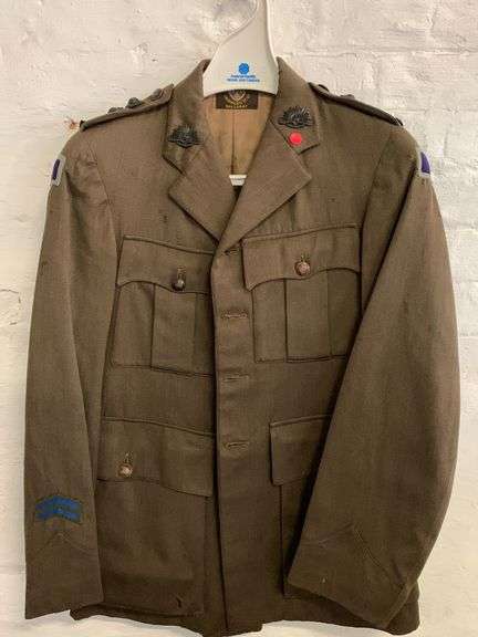 Australian Soldiers Jacket with Collar Badges & Shoulder Pips ...