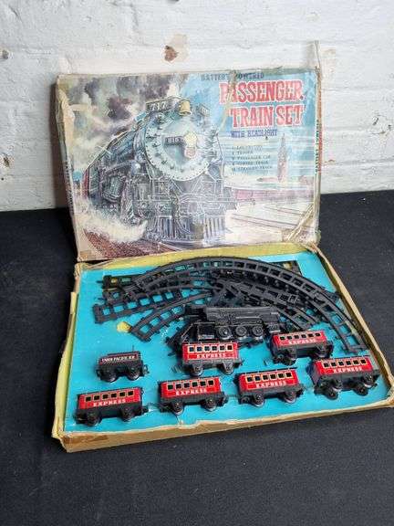 Vintage Passenger Train Set with Tin Train Carriages - Tullochs Auctions