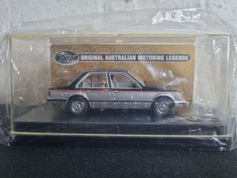 Trax Holden VC Commodore SL/E Sedan 1/43 Scale Model - Tullochs Auctions