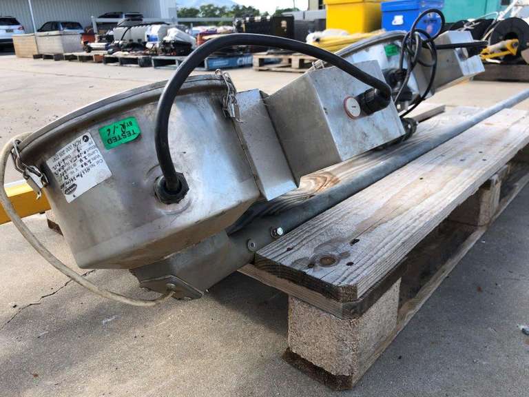 Pallet Wadco Street Lights, Concrete Level Bar & Ext Poles - TVAA Pty ...