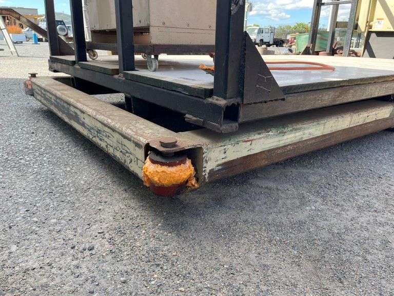 Crown Platform Lift Truck - TVAA Pty Ltd T/A Tomkins Valuers & Auctioneers