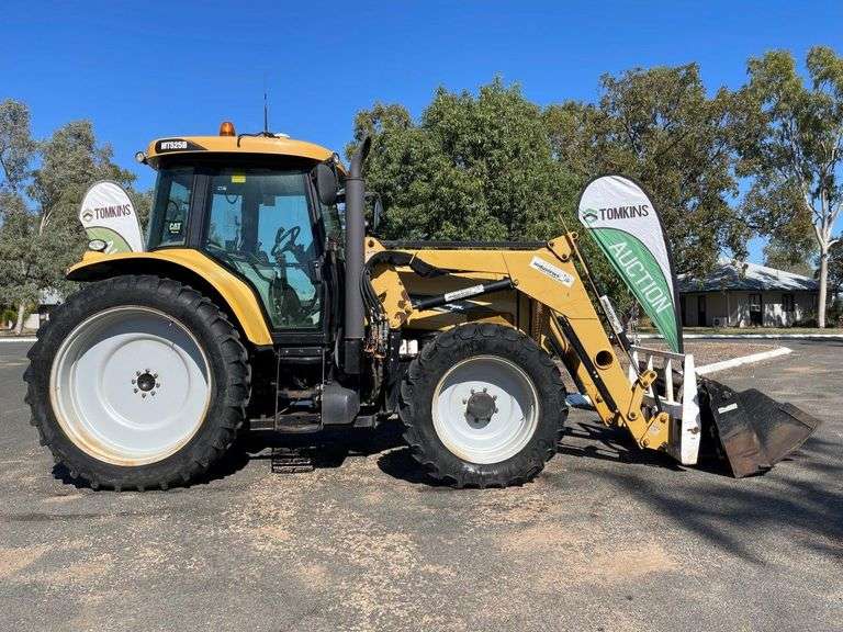 Challenger MT525B 4x4 Row-Crop Tractor Inc Front End Loader - TVAA Pty ...