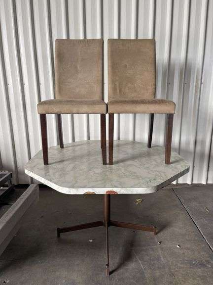 Dining Table & Chairs - TVAA Pty Ltd T/A Tomkins Valuers & Auctioneers