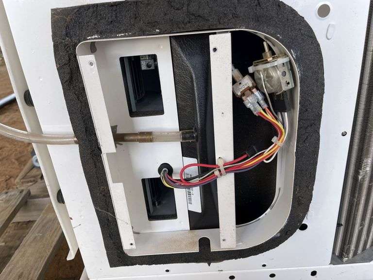 'As New' Red Dot Rooftop Air Conditioner - TVAA Pty Ltd T/A Tomkins ...