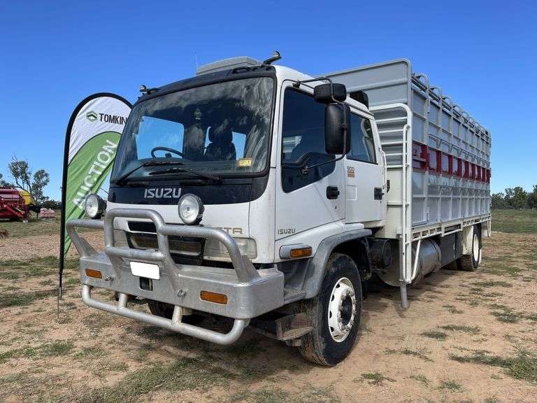 2003 Isuzu FTR 900 Crew Cab Livestock Truck - TVAA Pty Ltd T/A Tomkins Valuers & Auctioneers