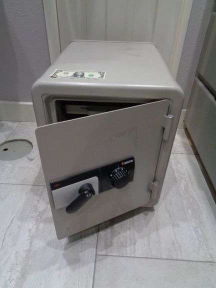 Sentry Safe Model 2280. No combo but it is open, may be able to reset ...