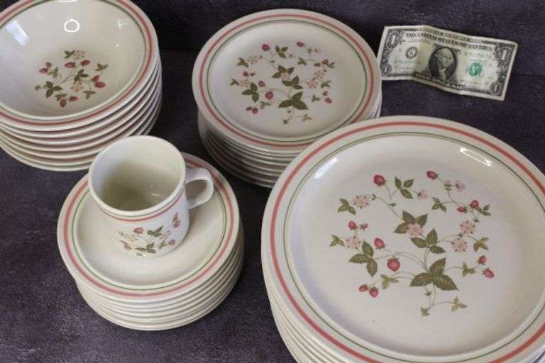 Strawberry Patch Dish Set - Not Complete (B1) - Texas Online Auction House