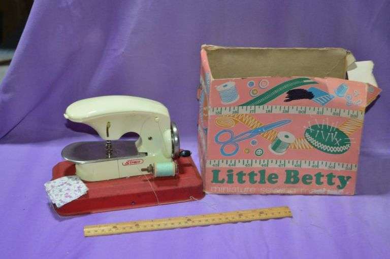 VINTAGE LITTLE BETTY MINIATURE SEWING MACHINE - Texas Online Auction House