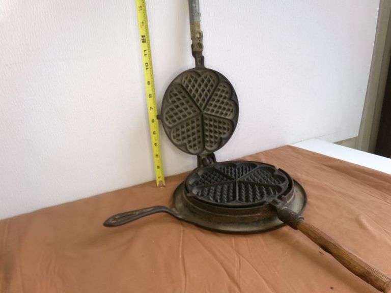 Alfred Andresen & Co. No.981 antique waffle maker with heart design ...