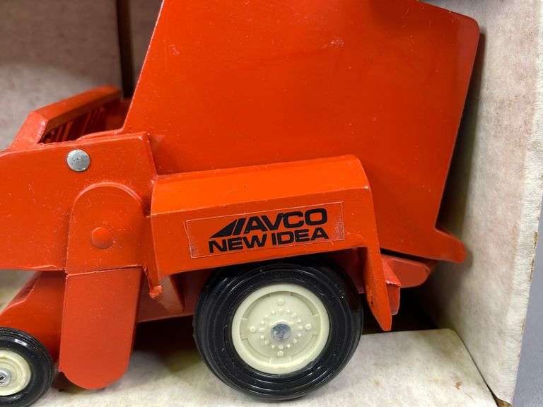 AVCO New Idea 484 Bale King Round Baler, 1/16 Scale, JLE Scale Models ...