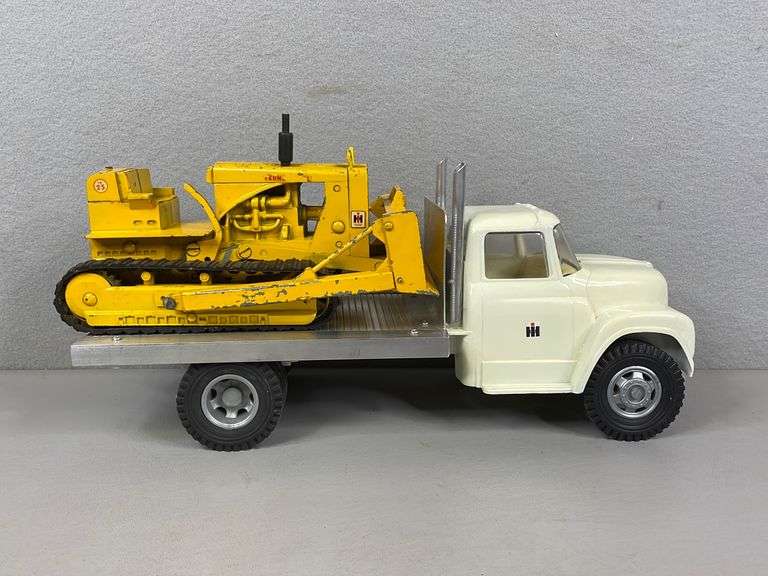 Ertl IH Flatbed Truck With IH TD25 Dozer, Custom Build - United Edge ...