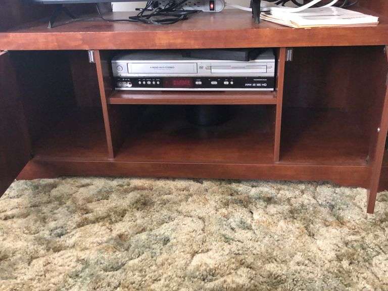 Entertainment Center, 32” Vizio TV & VHS/DVD Player - United Edge Real ...