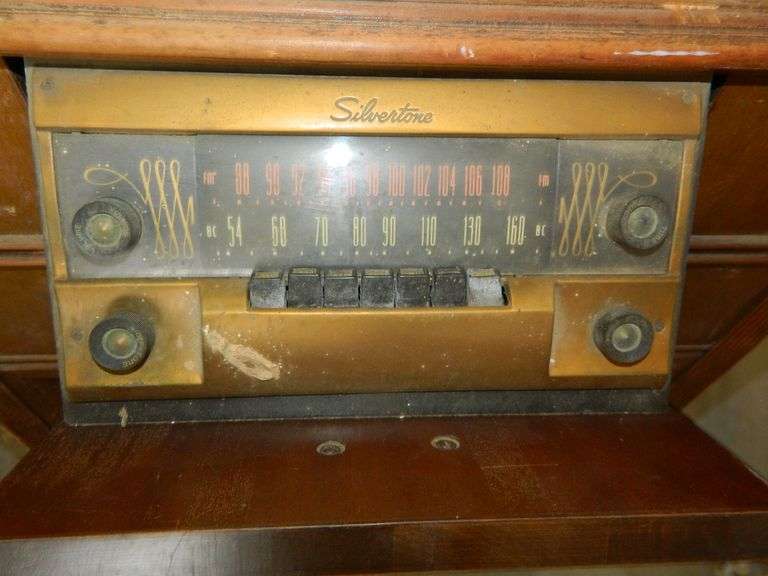 Silverstone Radio in Cabinet - Wolfe Auction & Realty, LLC