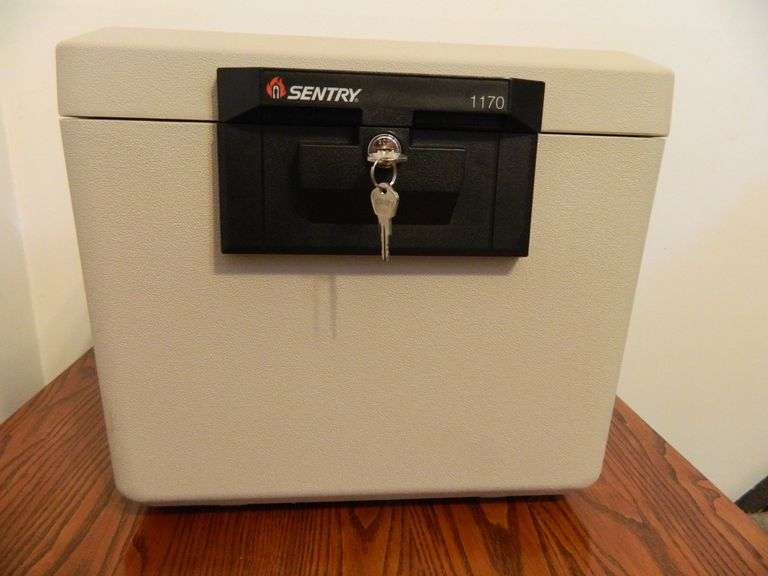 Sentry fire safe w/ keys - Wolfe Auction & Realty, LLC
