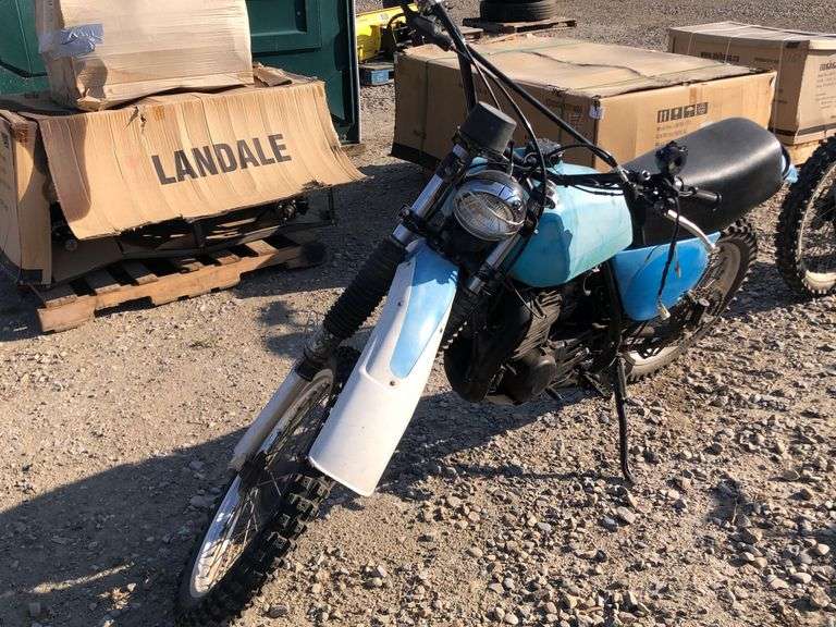 1976 YAMAHA IT400 ENDURO DIRT BIKE - Wild Rose Auction Services